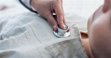 아시아 의사 의사의 손을 닫아 환자의 심박수를 측정합니다 매력적인 아름다운 의료 치료사 여성 개업의 시험관 젊은 여성이 병원의 회복실에서 침대에 누워 있다 사진