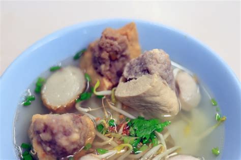 중국 음식 Hakka 국수 돼지 공 생선 공 새우 공 튀김된 Wontons와 함께 토 핑 파란색 그릇에 튀긴 두 부 Scallion와 타로 다진 돼지고기 봄 양파 콩나물