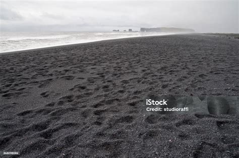 전형적인 아이슬란드 풍경 야생의 자연 바위와 관목 강 및 호수에에서 Vikreynisfjara 비치현무암 절벽 0명에 대한 스톡 사진 및 기타 이미지 Istock