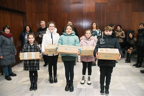 120 деца в неравностойно положение от община Мездра получиха подаръци за Коледа