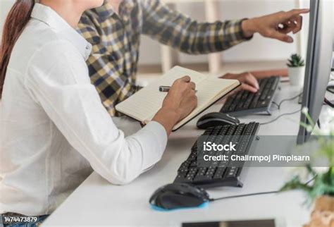 Programmer Menulis Kode Program Dengan Dua Monitor Dan Mengerjakan Perangkat Lunak Baru Atau