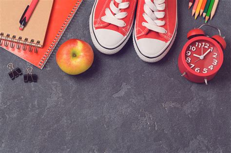 학교 칠판에 학 용품을 배경 돌아가기 최고의 볼 수 있습니다 평면 배치 개념에 대한 스톡 사진 및 기타 이미지 개념 공부