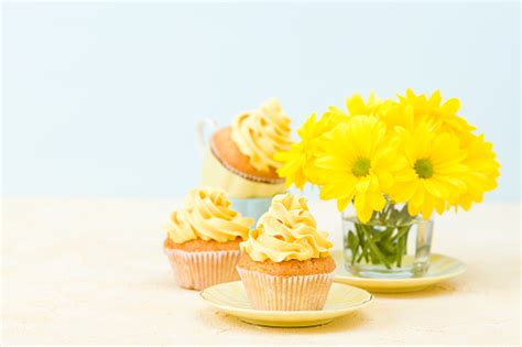 작은 유리에 노란 국화의 부케와 노란색 크림 장식 컵 케 익 0명에 대한 스톡 사진 및 기타 이미지 0명 가정 생활 건강에 좋지 않은 음식 Istock