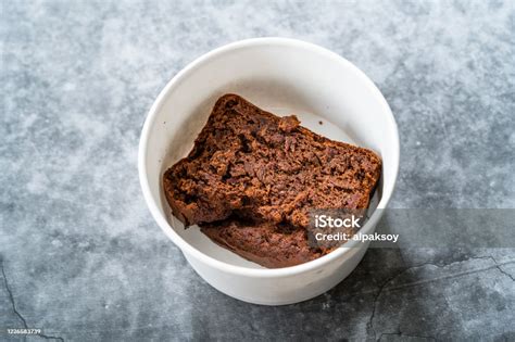 건강한 유기농 수제 비건 디저트 멕시코 브라우니와 신장 콩을 섭취하세요 플라스틱 상자 패키지 용기에 글루텐이 없고 무설탕입니다