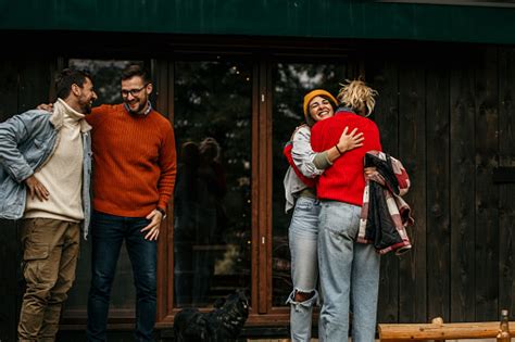 자연의 아름다움 속에서 함께 식사를 즐기는 다양한 그룹의 사람들과 함께하는 가든 파티의 즐거운 분위기 20 24세에 대한 스톡 사진 및 기타 이미지 Istock