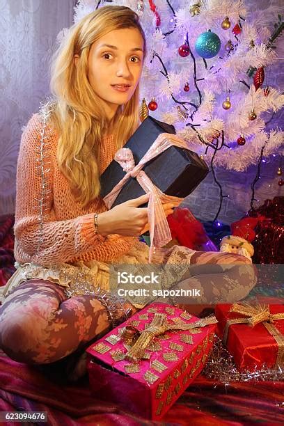 젊은 백인 여자 포즈 와 크리스마스 선물 에 국내 인테리어 백인종에 대한 스톡 사진 및 기타 이미지 백인종 사진 이미지
