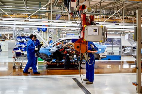 설치 하 고 상하이 폭스바겐 공장 조립 라인에 자동차를 설치 하는 노동자는 바쁜 생산 라인에 대한 스톡 사진 및 기타 이미지 생산 라인 수송 2016년 Istock