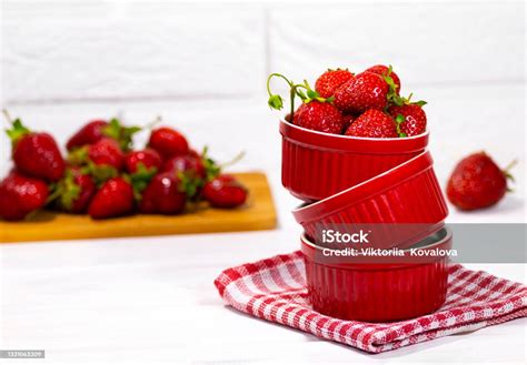 흰색 벽돌 배경에 천 조각에 균형 빨간 그릇에 육즙 신선한 딸기 비타민 식품 공간을 복사합니다 나무 책상에 딸기 0명에 대한 스톡 사진 및 기타 이미지 Istock