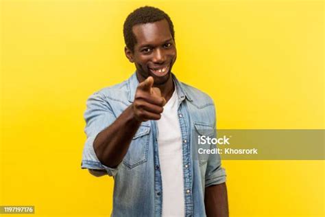 이봐 행복 한 얼굴카메라를 가리키는 즐거운 젊은 남자의 초상화입니다 노란색으로 격리 된 실내 스튜디오 샷 1위에 대한 스톡 사진 및 기타 이미지 Istock