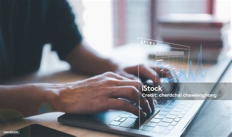 재무 운영 영업 마케팅 분석가는 컴퓨터에서 비즈니스 분석 및 데이터 관리 시스템으로 작업하는 기업 전략으로 데이터베이스에 연결된