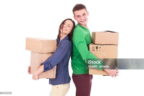 행복 한 배달 남자와 여 자가 흰색 배경에 고립 된 상자를 들고 웃 고 2명에 대한 스톡 사진 및 기타 이미지 2명 가정용 장비 갈색 Istock