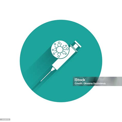 긴 그림자로 격리 된 흰색 주사기 및 바이러스 아이콘 백신 예방 접종 주사 독감 예방 주사용 주사기 의료 장비 녹색 원