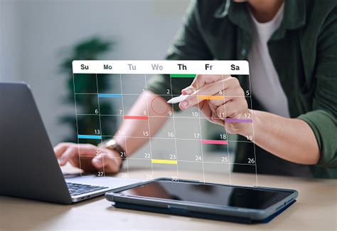 회의 일정 활동 시간 관리 중요한 이벤트에 대한 알림 및 미리 알림을 계획하고 예약합니다 작업 일정에서 랩톱을 사용하는 사용자입니다 개념에 대한 스톡 사진 및 기타 이미지