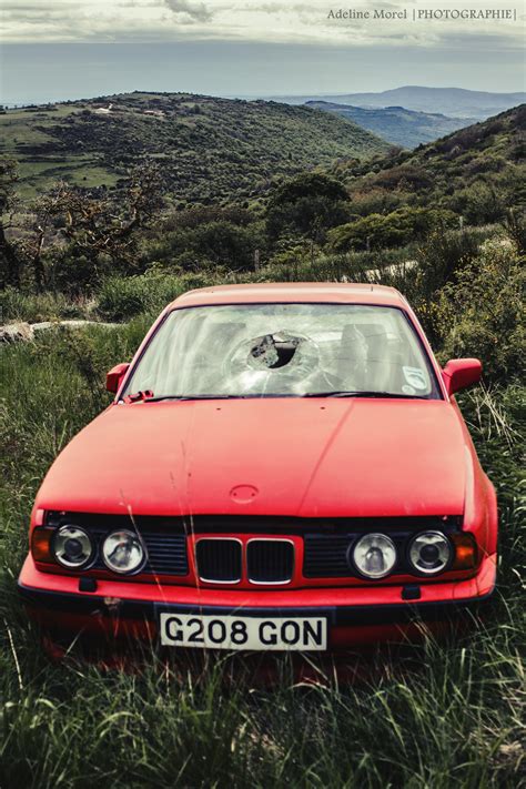 무료 이미지 구멍 빨간 바람막이 유리 부서진 버려진 의해 파괴됨 스포츠카 의자 가마 파산하다 육상 차량 자동차 제조 자동차 외장 소형차 자동차