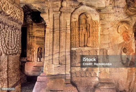 고 대 조각 그리고 인도의 조각입니다 7 세기에 안으로 동굴 Karnataka 인도에서 사원 0명에 대한 스톡 사진 및 기타 이미지 Istock