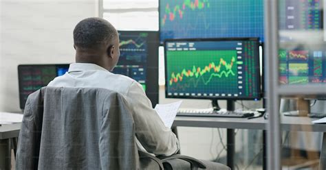 인식할 수 없는 아프리카계 미국인 남자의 뒷모습 컴퓨터 모니터 앞에 앉아 통화 통계로 웍링 사진 Unsplash의 실내 이미지