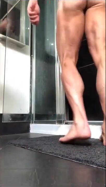 Bodybuilder Show Hole