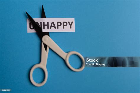 텍스트 불행 카드 단어 Un을 절단 그래서 행복을 작성했습니다 공간을 복사합니다 Blue 배경 스튜디오 촬영 가위에 대한 스톡 사진 및 기타 이미지 Istock