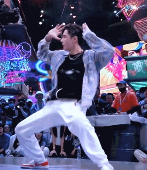 舞蹈家协会盖章，王一博成顶尖舞者推广大使，和杨丽萍金星齐名？中国