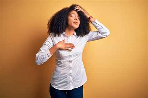 질병과 발열 독감과 감기 바이러스 아픈 에 대한 이마를 만지는 노란색 배경 위에 서 있는 아프리카 계 미국인 우아한 젊은 여성 감기와 독감에 대한 스톡 사진 및 기타 이미지