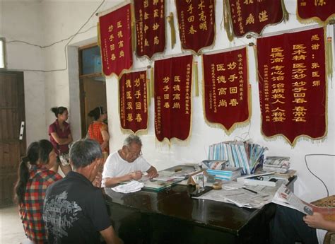 中医诊所门庭若市，张弘之老人正在接诊开方。