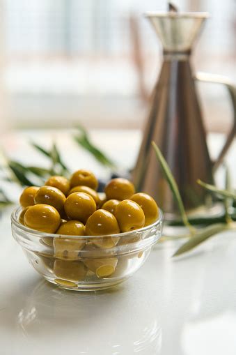 올리브 오일 디스펜서 옆에 있는 신선한 녹색 올리브가 담긴 유리 그릇 건강한 식생활에 대한 스톡 사진 및 기타 이미지 건강한 식생활 고명 과일 Istock