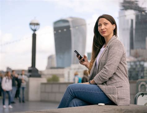 These Bluetooth Wireless Earphones Have A Carry Case