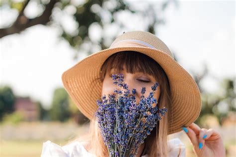 라벤더 꽃다발을 곁들인 젊은 예쁘고 매력적인 여성의 초상화 여름에는 야외에서 20 24세에 대한 스톡 사진 및 기타 이미지 20 24세 30 34세 40 44세