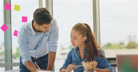 회의실에서 건설 계획을 세우는 다민족 건축가 팀 사무실에서 프로젝트에 대해 논의하는 엔지니어 사진 Unsplash의 테이블 이미지