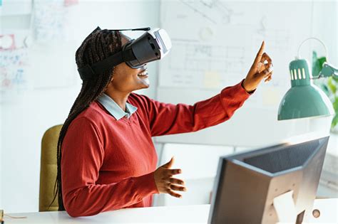 사무실에서 가상 현실 시뮬레이터를 사용하여 아프리카 계 미국인 사업가 가상현실 시뮬레이터에 대한 스톡 사진 및 기타 이미지 가상현실 시뮬레이터 아프리카 민족