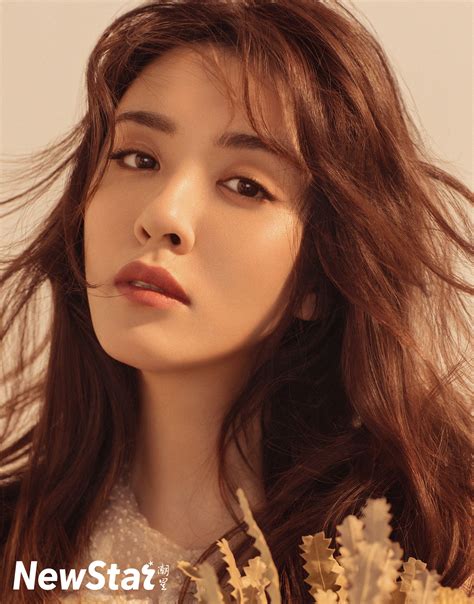 王晓晨深邃眼眸直击人心 完美身材曲线凹凸有致吊带