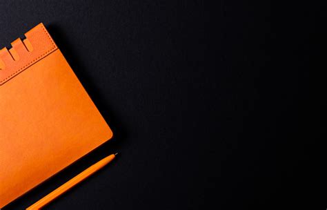 검은 색 배경에 텍스트 주황색 메모장과 펜을 삽입 할 수있는 장소 공간을 복사합니다 모형 템플렛 0명에 대한 스톡 사진 및 기타 이미지 Istock