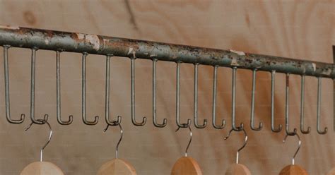 옷걸이에 걸려 있는 셔츠 한 줄 사진 Unsplash의 옷 이미지