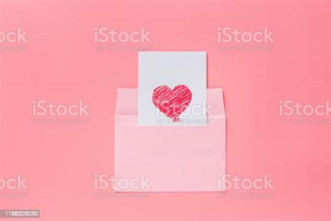 분홍색 난로와 발렌타인 데이 배경입니다 플랫 레이 상단 보기 모형 템플릿 복사 공간 2월 14일 축하를 위한 최소한의 추상구성 개념에 대한 스톡 사진 및 기타 이미지