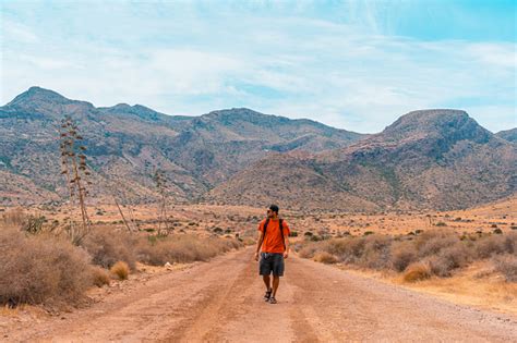 카보 데 가타 니자르 안달루시아의 자연 공원에서 사막 길을 따라 걷고있는 젊은이 스페인 지중해 35 39세에 대한 스톡 사진 및 기타 이미지 Istock