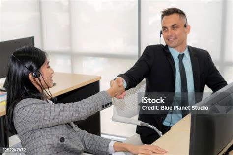 헤드셋을 착용한 비즈니스 사람들은 사무실에서 일하는 것을 축하합니다 2명에 대한 스톡 사진 및 기타 이미지 2명 It 지원 고객 Istock