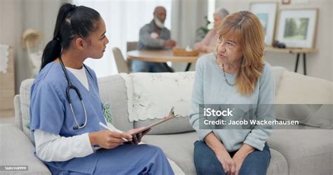 간호사가 있는 노인 여성 간병인과 노인 돌봄 체크리스트 및 건강 보험이 있는 질문과 클립보드 의료 서류 여성 및 선택 목록 및 홈 케어와의 대화 25 29세에 대한 스톡