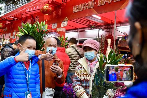 图集｜越秀西湖花市鸣锣开市！市民全家齐齐行花街