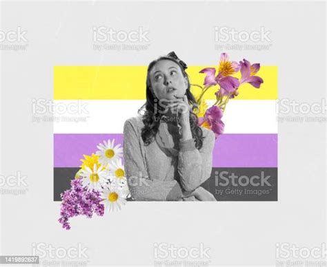 창조적 인 다채로운 디자인 여러 가지 색상의 배경에 고립 된 부드러운 몽환적인 표정을 가진 아름다운 젊은 여성의 개념 이미지 25 29세에 대한 스톡 사진 및 기타 이미지