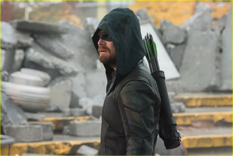 Stephen Amell Gets Permanent Arrow Tribute With New Arm Tattoo