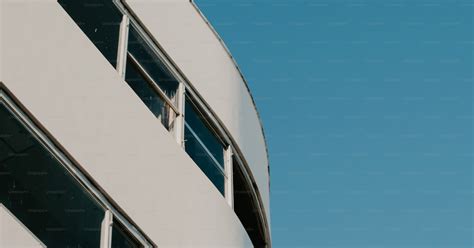 건물 위로 하늘을 나는 비행기 사진 Unsplash의 현대사상 이미지