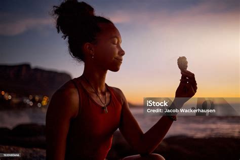 해변 명상 일몰 및 요가 여성은 기운 영혼 또는 차크라 에너지 치유를 위해 세이지 아로마 테라피 연기를 피운다 선 사고 방식 필라테스 마음 챙김 흑인 소녀는 황혼의 영적