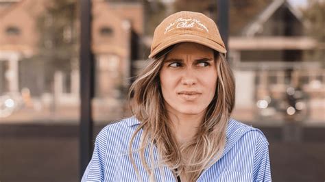 Signs You Re Dealing With An Emotionally Unhinged Person According To Psychology YourTango