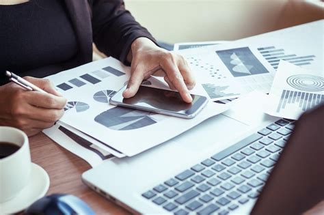 Premium Photo Businesswoman Analyzing Data At Table In Cafe