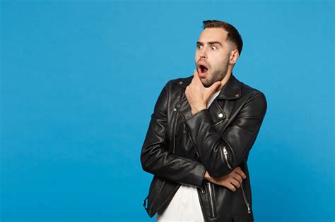 젊은 슬픈 좌절 블루 벽 배경 스튜디오 초상화에 고립 된 옆에 보이는 검은 색 재킷 흰색 T 셔츠에 불안 한 남자 사람들은 진심으로 감정 라이프 스타일 개념입니다 복사