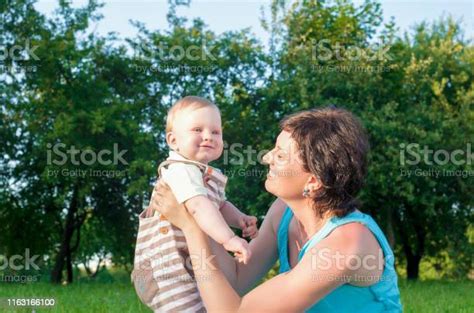 그녀의 작은 아들과 백인 어머니의 초상화 공원에서 야외에서 함께 시간을 보내고수평 이미지 2명에 대한 스톡 사진 및 기타 이미지 2명 귀여운 명랑한 Istock
