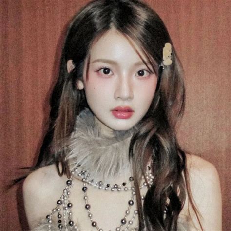 长发飘飘戴珍珠项链的女孩，妆容精致尽显优雅气质 男女头像｜非常可爱的头像系列表情包图片动图 求表情网 斗图从此不求人