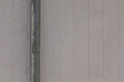 금속 빗물 하부 파이프와 회색 줄무늬 콘크리트 벽의 클로즈업 0명에 대한 스톡 사진 및 기타 이미지 0명 강철 거리