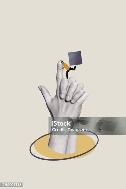 3d 콜라주 트렌드 아트 워크 복합 스케치 포스터 추상 큰 손 쇼 제스처 손가락 권총 작은 크기 젊은 남자 스탠드 홀드 큐브 35 39세에 대한 스톡 사진 및 기타 이미지