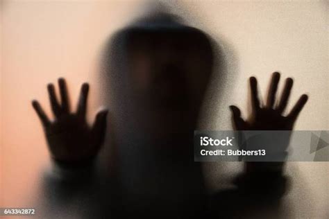 공포와 후드 자 켓 남자의 그림자 부분 유리에 손입니다 젖 빛된 유리 뒤에 위험한 남자입니다 미스터리 남자입니다 할로윈 배경입니다 그림을 흐리게 검은색에 대한 스톡 사진 및